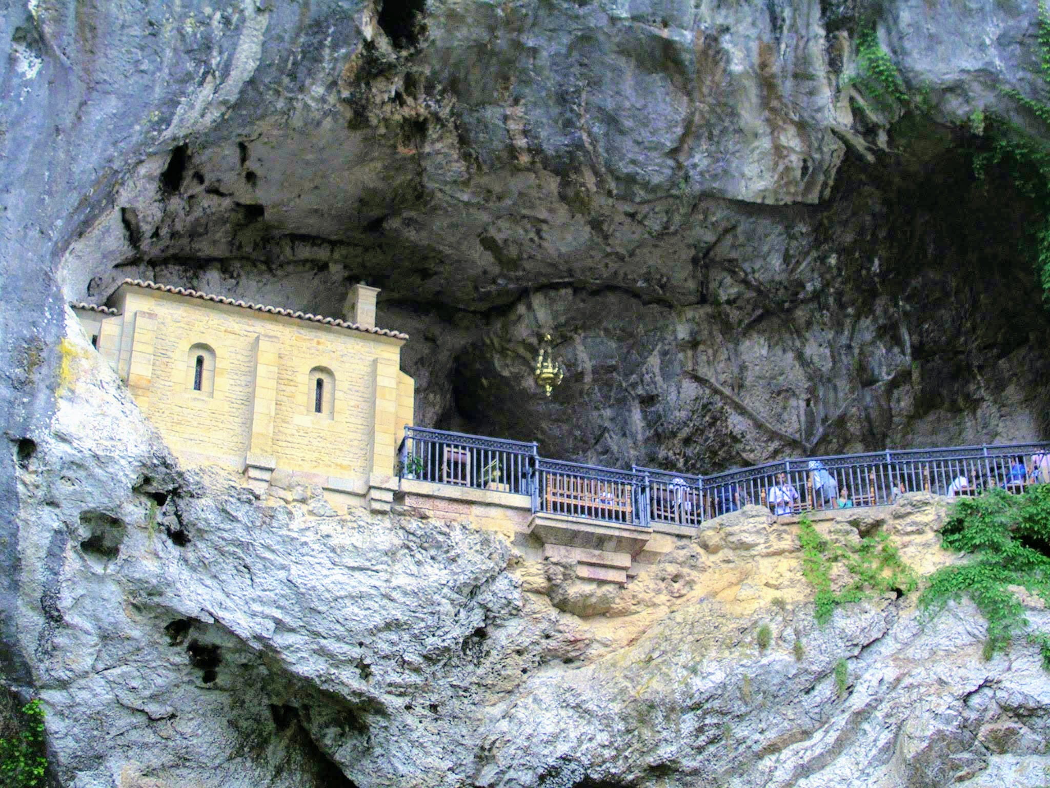 Cómo LLEGAR a COVADONGA (y 10 LUGARES IMPRESCINDIBLES) - Zapatillas por ...